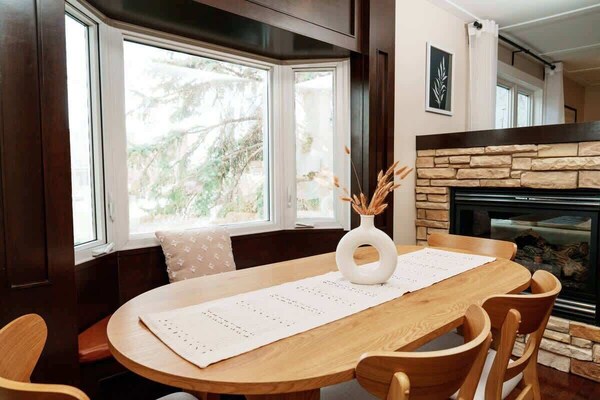 4 Bed Home Along River | Near Dt, Ac, Hot Tub - Wilder Institute/Calgary Zoo