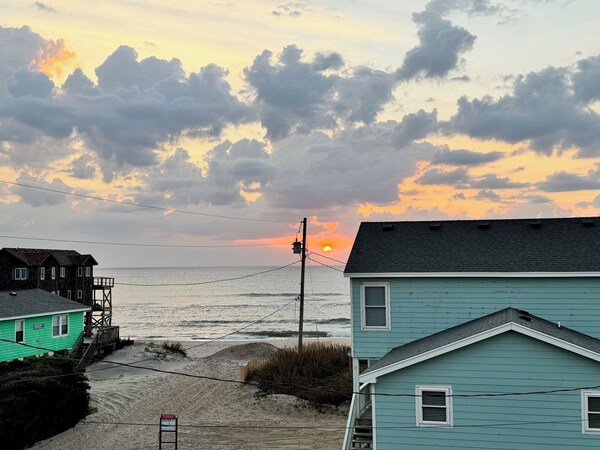 Oceanside Retreat With Ocean Views, Hot Tub & Short Walk To The Beach - Outer Banks, NC