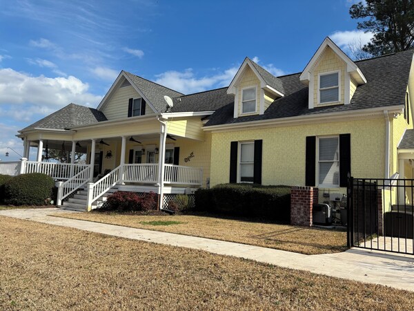 Charming 3-bedroom/3.5 Bath House In Wilmington With In-ground Pool On The Water - 윌밍턴