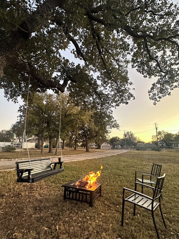 Horseshoe Bay & Marble Falls Tx Sleeps 16 Three King Beds Boat Rental - Horseshoe Bay, TX