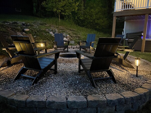 Cozy Getaway, New Listing! 4 Private Bedrooms, Hot Tub, Game Room - Petoskey, MI