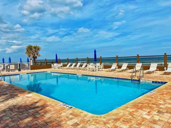 Gorgeous Ocean Front W/ Private Balcony In Daytona - Daytona Beach, FL