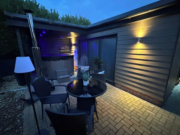 Sheffield-apartment-sleeps4-parking-hottub - Derbyshire