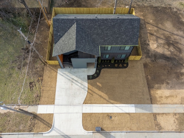 Modern Masterpiece In Downtown Tulsa-sleeps 6 - Owasso, OK
