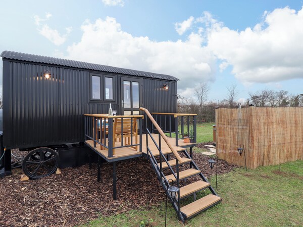Shepherds Hut - Oak, Romantic, With Hot Tub In Lincoln - Nottinghamshire