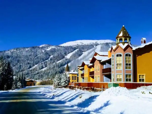 Village Bear Mtn Retreat: Family-friendly 6 Bed  Steps To Village/lifts Hot-tub - Sun Peaks Resort, BC