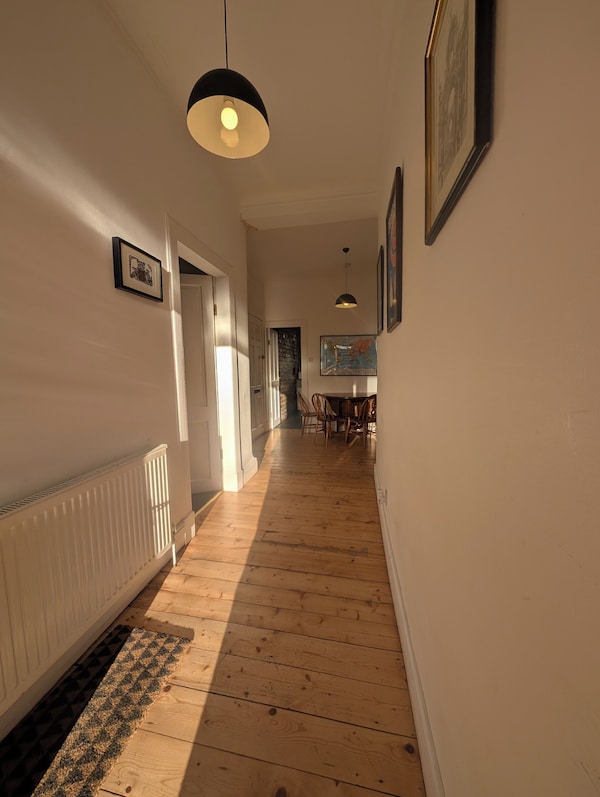 Glasgow West End, Ground Floor Main Door Apartment. -
