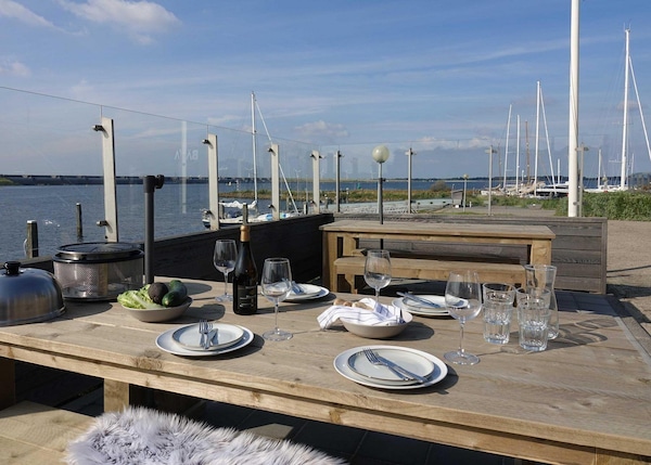 Rustig Appartement Op De Begane Grond Aan De Landkant Met Stapelbed. - Hellevoetsluis