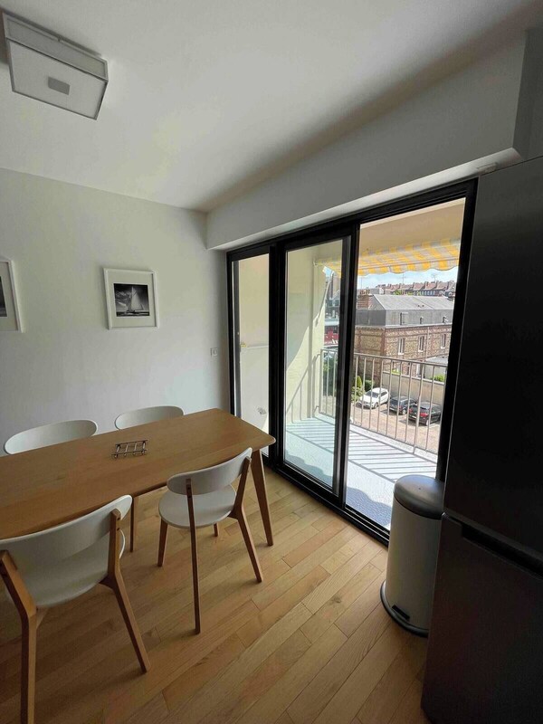 Just A Stone's Throw From The Quays! Comfortable 4-bedroom Apartment - Near Subway - Rouen