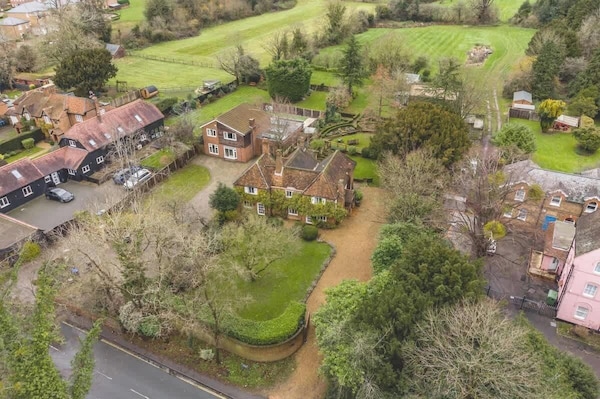 Cozy 5-bed Cottage Retreat Perfect For Families - Beaconsfield, UK
