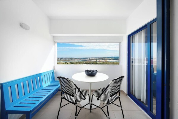 Enjoy A Stylish Experience At This Centrally-located Near Of The Beach Apartment - Alvor