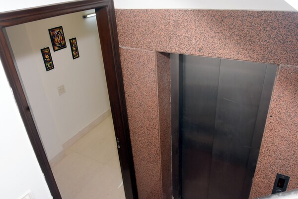 Entire Cozy 2 Bhk Apartment With Ac, Wifi ,Park Facing In Lajpat Nagar New Delhi - New Delhi