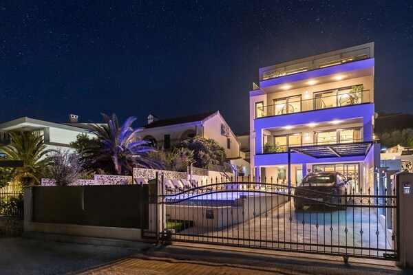 Luxury Villa Destiny Ciovo 2 With Pool At The Beach - トロギル