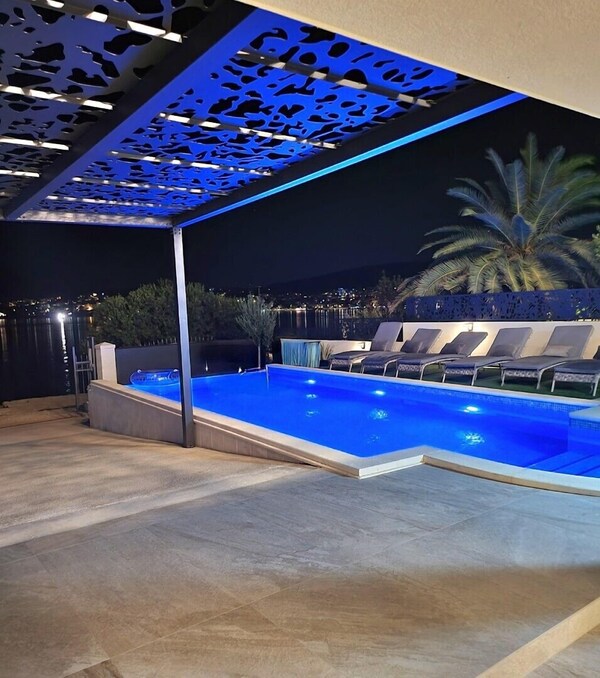 Villa Di Lusso Destiny Ciovo 1 Sul Mare Con Piscina Riscaldata Sulla Spiaggia - Okrug Gornji