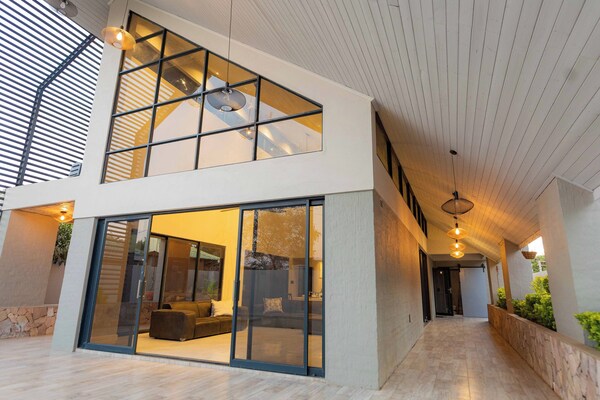 Modern 4-bedroom House In Enchanting Victoria Falls With Ac, Pool & Wifi - Victoria Falls