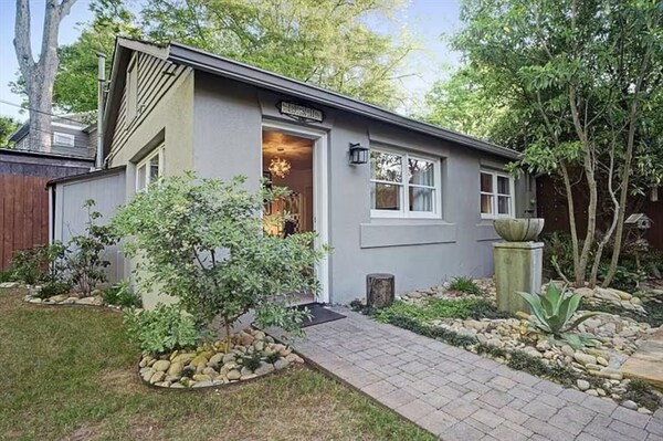 Charming 2-bedroom Cottage Near Atlanta Beltline And Ponce City Market - Atlanta, GA