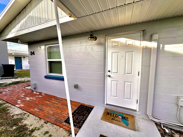 Cottage 34: Coconut Cottage - Waterfront Lodging In Downtown Tavares, Fl - Leesburg, FL