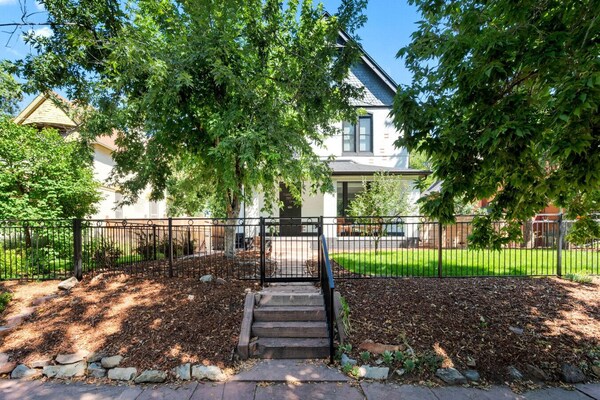Modern Comfort Meets Historic Charm With Parking & Dog-friendly - University of Denver, Denver