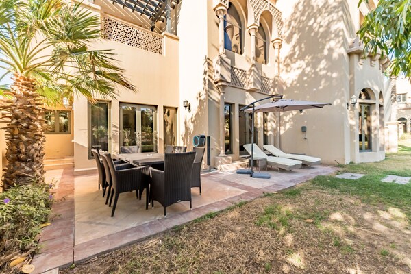 Luxurious 4br + Maids Room Villa In Canal Cove, Palm Jumeirah By Deluxe Holiday Homes - Dubai