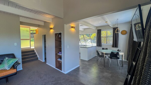 The Lakeview Home\namazing Views\nclose To Town, Airport, Lake And Ski Fields. - Queenstown