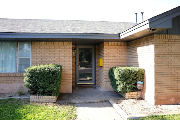 Spacious Mid-century Modern 3br 2bt - Odessa, TX
