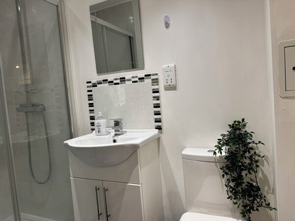 Cozy Peaceful Apartment In The Centre Of Luton Near Airport,train Station And Fc - Luton