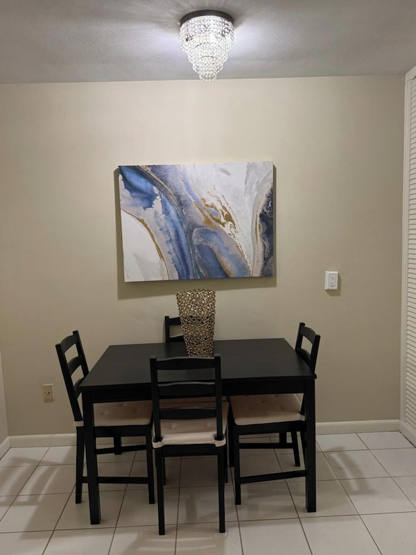 Vintage 2 Bedroom 1.5 Bathroom Condo Lake View - Maitland, FL