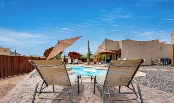 Charming Phoenix Tiny Home-4 Beds, Full Kitchen, Wifi, Ac, Grill, Pool & Hot Tub - Phoenix, AZ