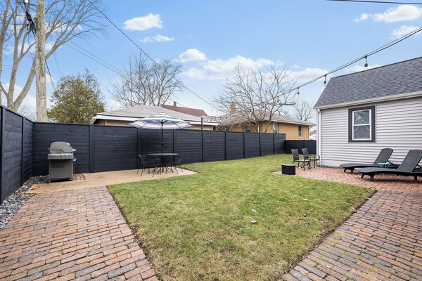 New! Charming 3-bedroom Hideaway In The Heart Of Michigan City! - Michigan City, IN