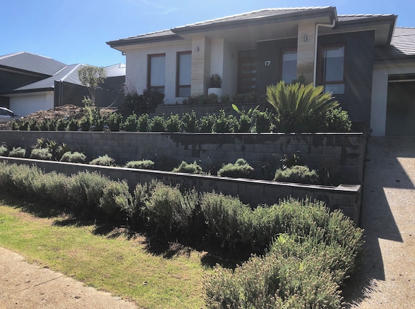 Delightful Family House Opposite A Reserve And 20 Mins To The City And Beaches. - Adelaide