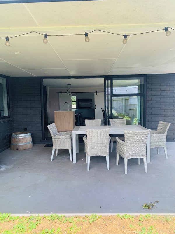 Modern & Spacious 2yo Home - New Plymouth
