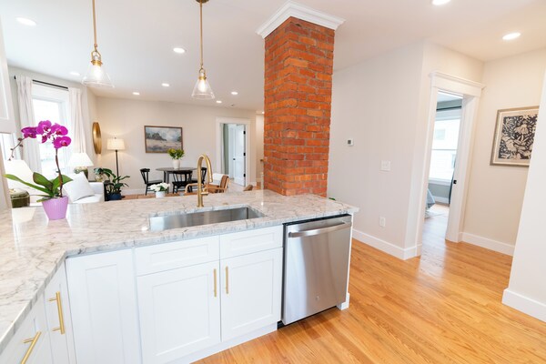 The Queen Anne: Spacious New Haven Retreat, Close To Yale & Downtown - New Haven, CT