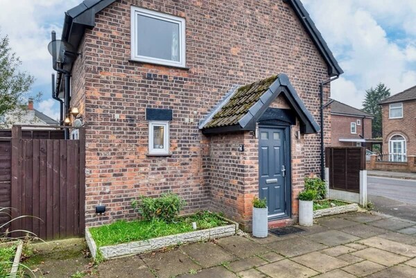 Cosy 2bdr Trafford Cottage, Fits 5, Ev Charger, Wifi, Parking - Altrincham