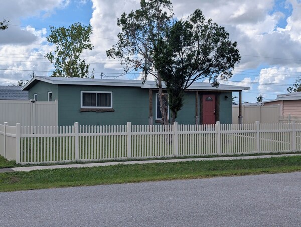 Your North Port Florida Getaway! Charming 3-bedroom House - Family Friendly - North Port, FL