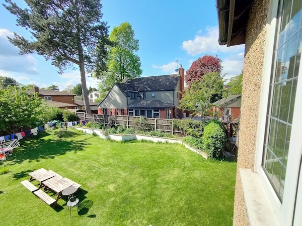 Beautiful 9-bedroom House With Wifi In Charming Coventry - Kenilworth, UK