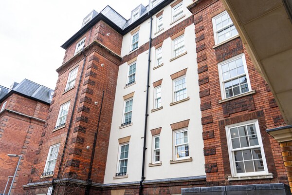 Modern 2-bedroom, 2-bathroom Apartment In West Kensington - London