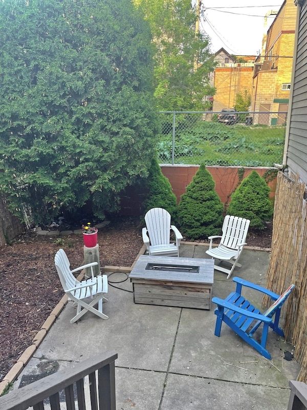 2bed 1.5bath House, Lower Eastside, King Bed, Fire Pit, Free Parking, Sleeps 6 - Milwaukee, WI