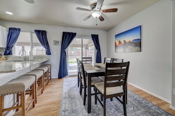 Front Range Getaway - 4 Beds With Jacuzzi - Colorado Springs, CO