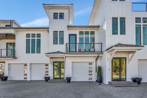 New Upscale Retreat Downtown Dunedin W\/ Balcony! Sleeps 4 - Caladesi Island State Park, Dunedin