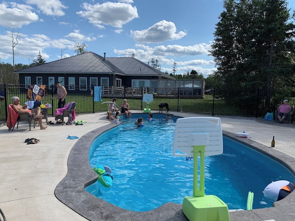 Beachfront Resort Living! Enjoy Your Own Private Pool, Hot Tub, Sauna. Sleeps 14 - Prince Edward Island
