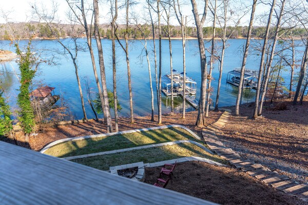 Amazing Lakeviews! Beautifully Decorated 4 Bdm Waterfront Home With 2-story Dock - Clermont, GA