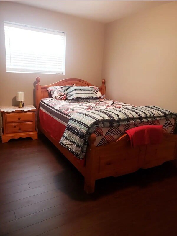 3 Bedroom Basement Unit With Free Parking And Wifi - Windsor