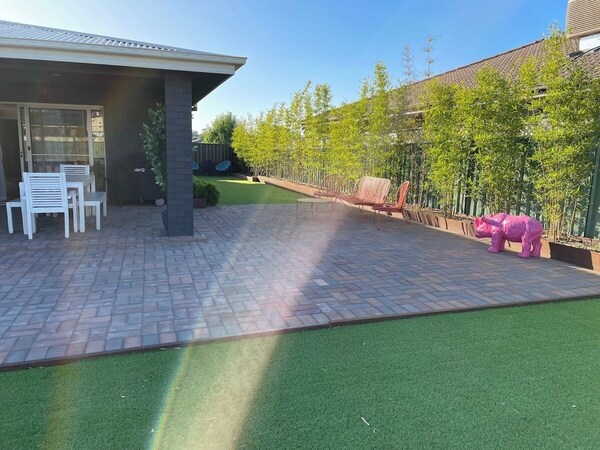 On The Park. 4 Bedroom Home. Metres From Parks And Shopping Centre. - Dubbo