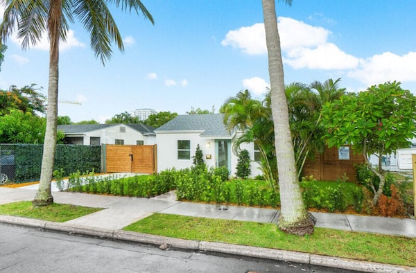 Northwood 3 Bed 2 Bath Modern Cottage - Palm Beach, FL
