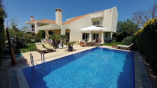 5 Min Walking Distance From Cesme "Ilica Beach" Cozy Vila With Pool. - Çeşme