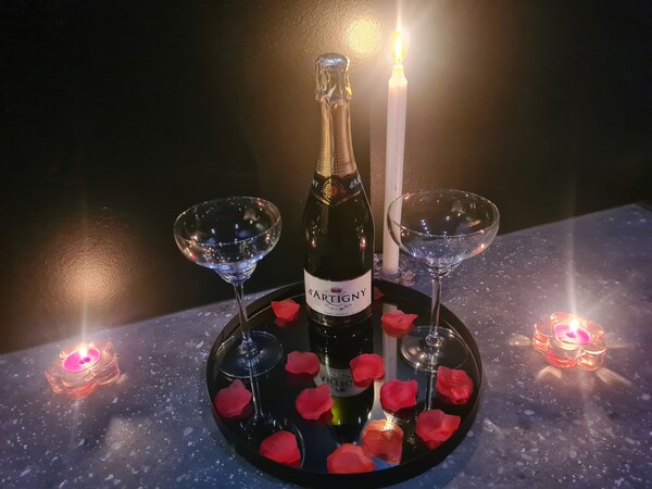 Unusual Love Cocoon With Jacuzzi In The Heart Of The City Love Room Incredible Night - Écully