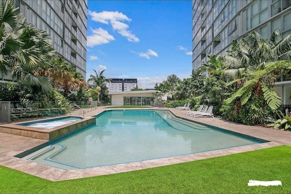Modern Top Floor, Entire Unit With Parking, Pool & Gym - Balmoral