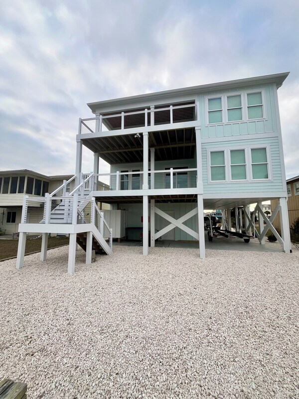 Tucked Inn Is A Charming New 4 Bedroom House In Lovely Holden Beach Nc! - Oak Island, NC
