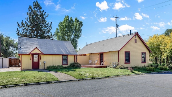 Bluebird Day - Huckleberry Cottage - Oregon
