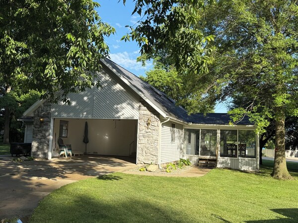 Charming 3-bedroom House With Private Dock Lot On Beautiful Wawasee Lake. - Lake Wawasee, IN